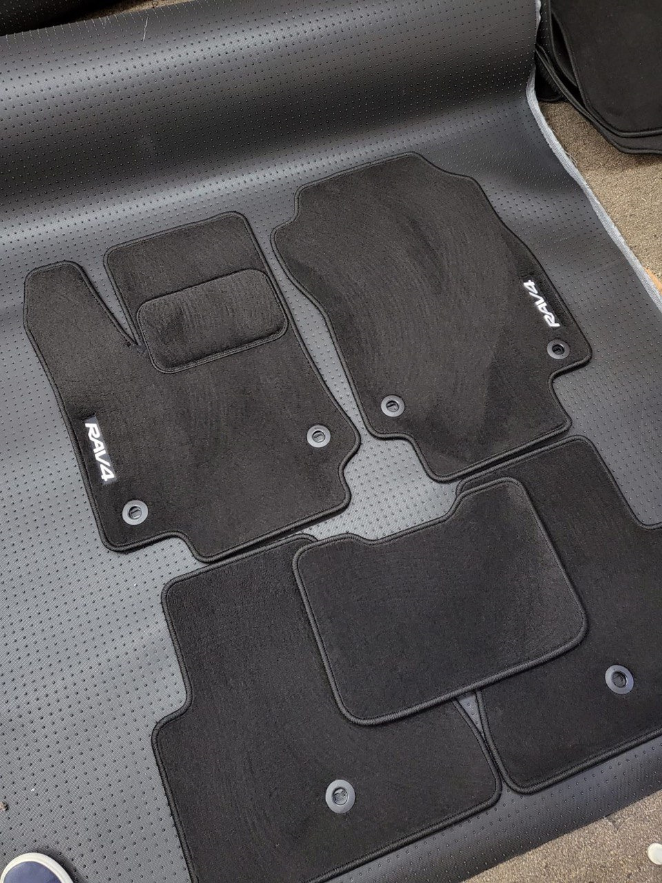 Текстильные коврики и дополнительные крепления. — Toyota RAV4 (5G), 2,5 ...