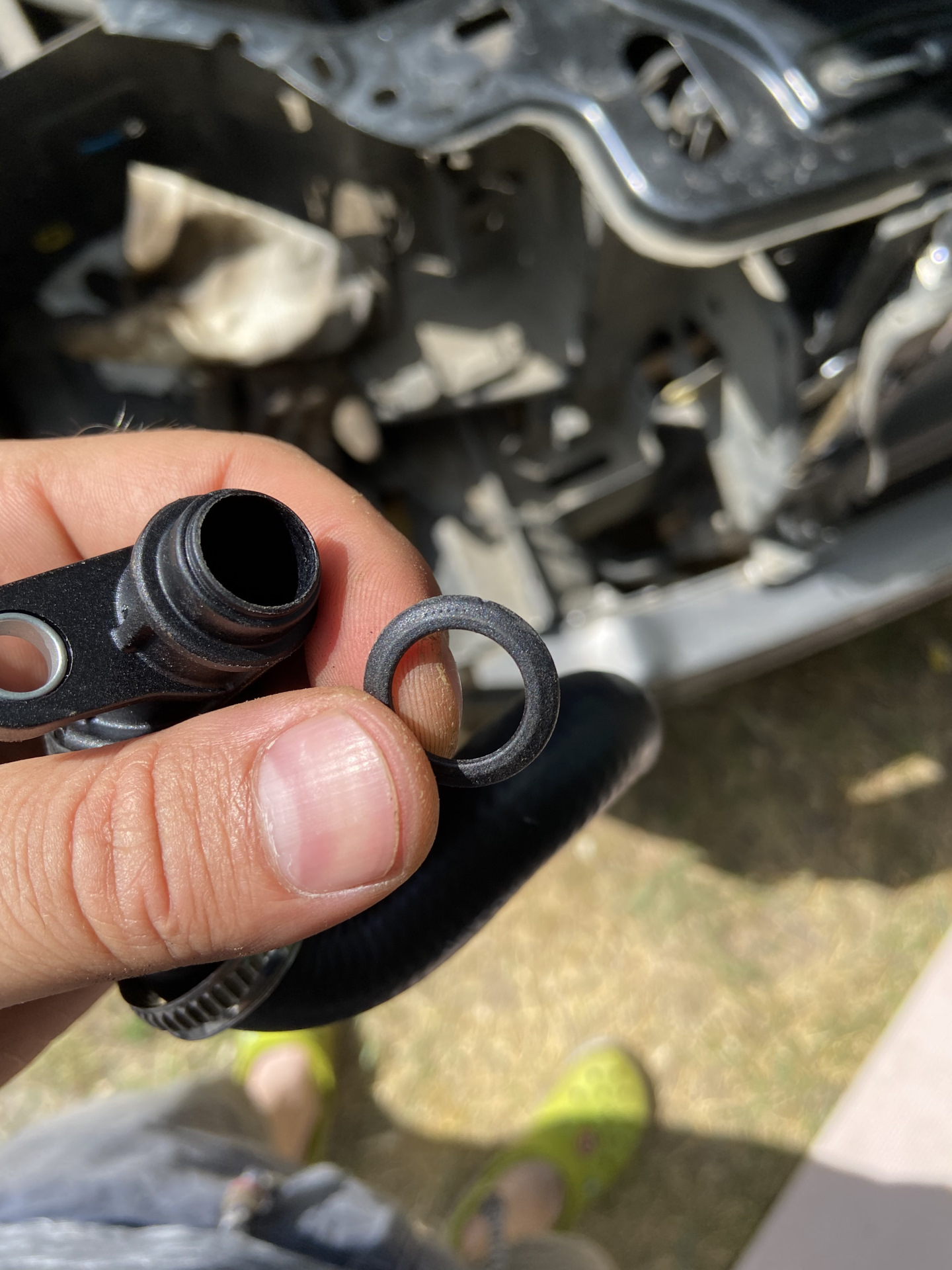 Делаем из Вольво Ягуар или превентивная замена патрубка охлаждения ...