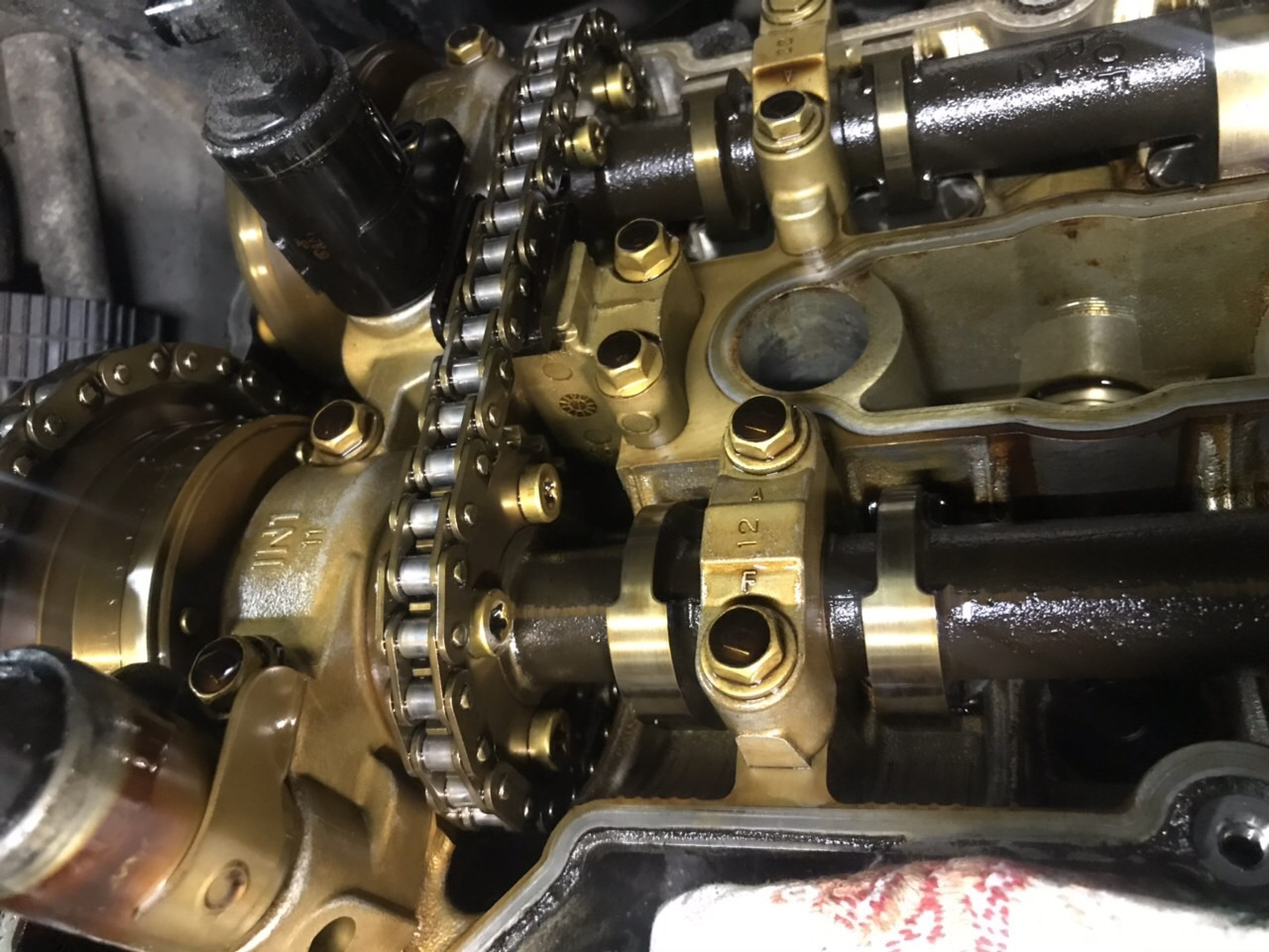 Замена прокладок клапанных крышек . — Volvo XC90 (1G), 4,4 л, 2008 года ...