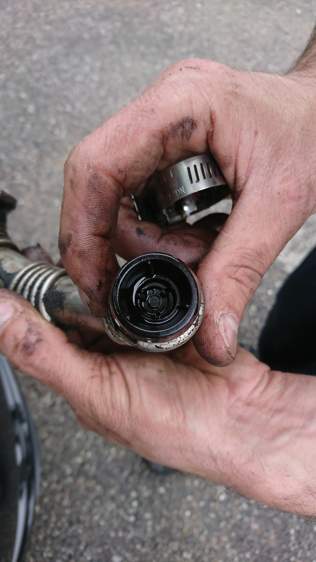 Замена трубки удаления воздуха — Audi A4 (B7), 2 л, 2007 года | своими ...