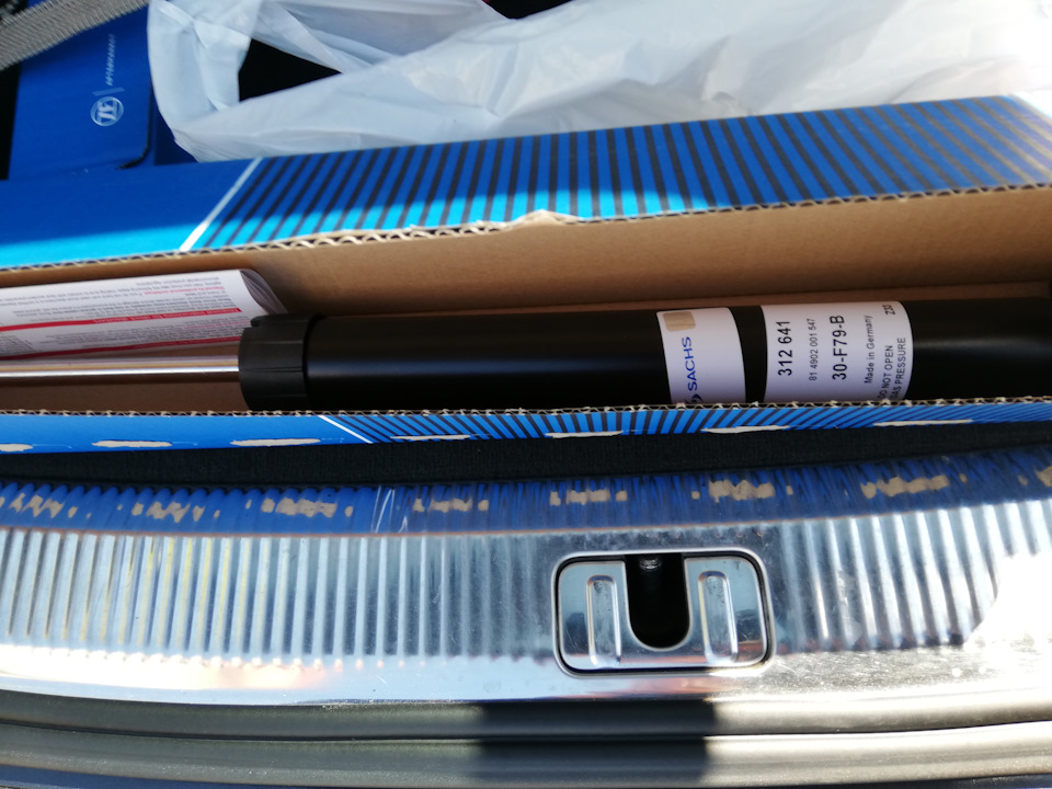 Замена отбойников с опорами задних аммортов + аммортики — Audi A6 Avant ...