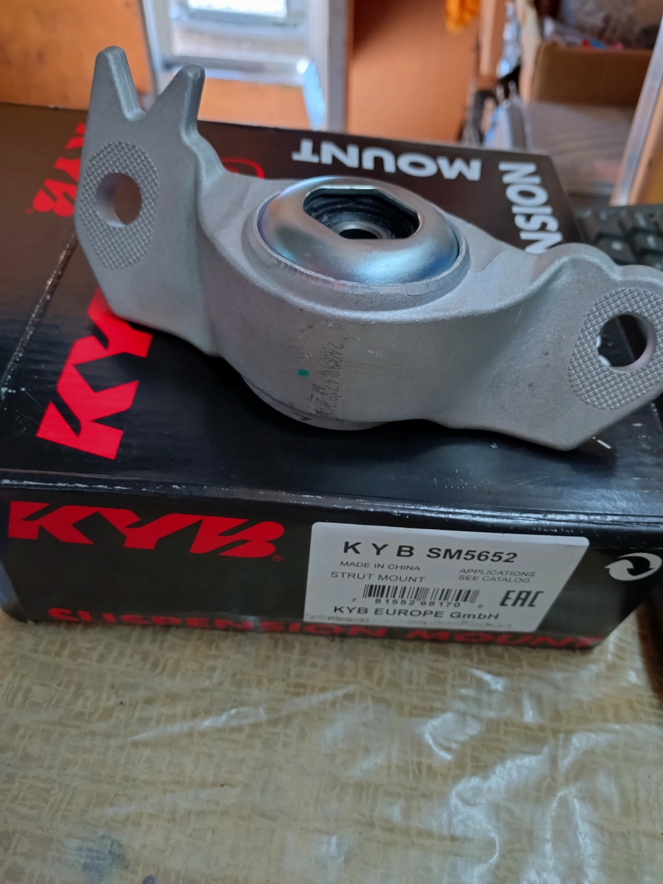 SM5652 Верхняя опора задняя левая KYB | Запчасти на DRIVE2