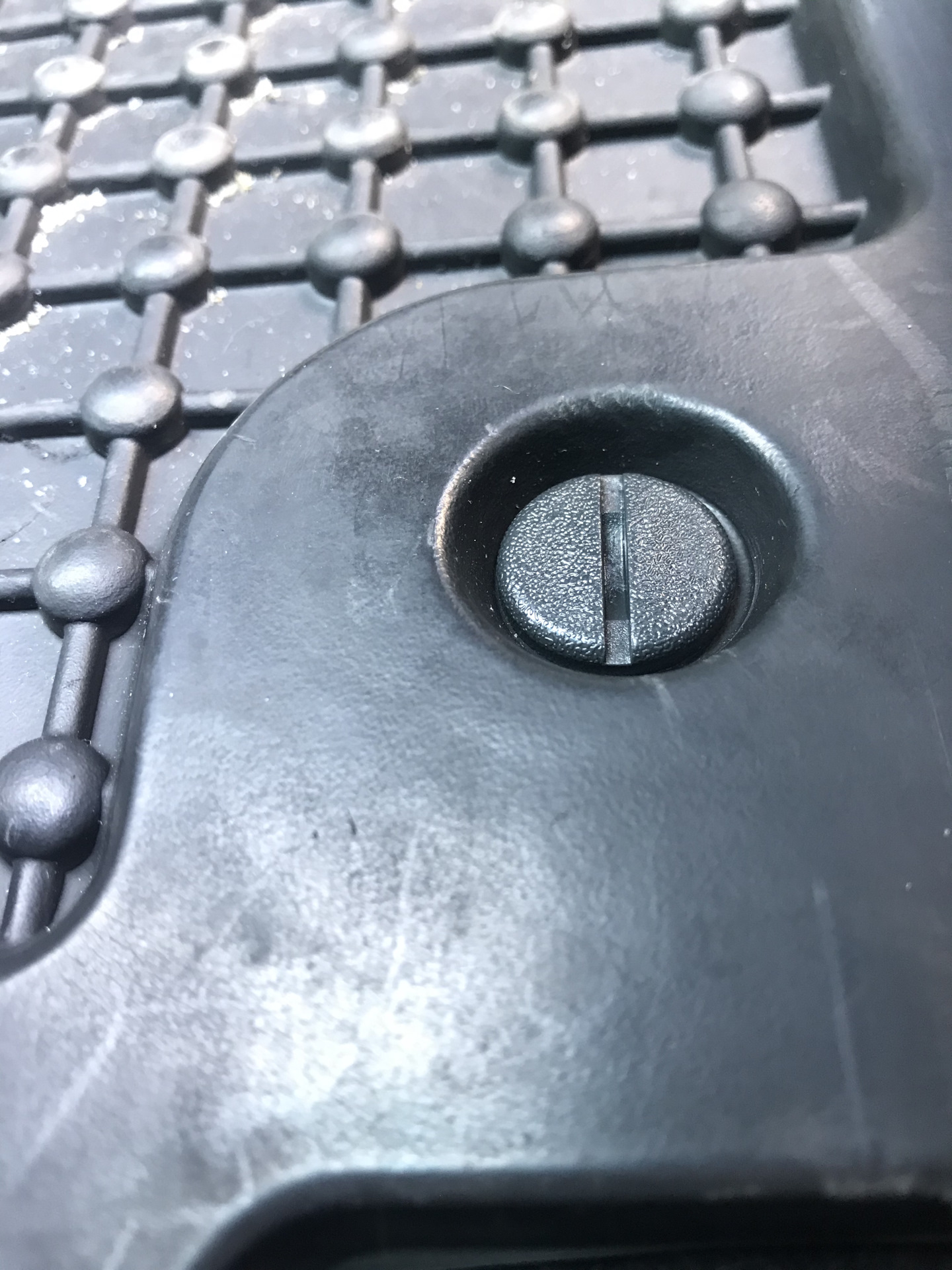 Дела салонные №2: Крепление ковриков, втулка бензобака, заглушки AIRBAG ...