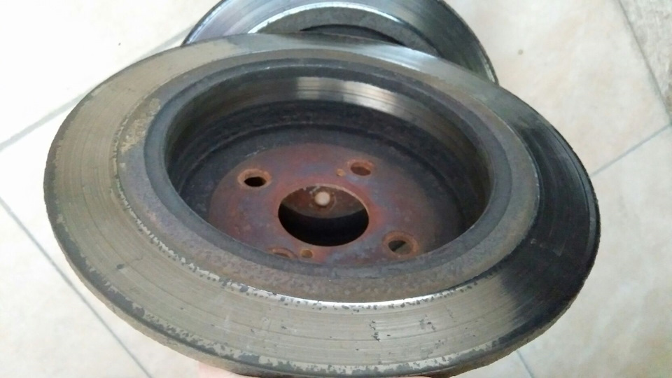 Задние тормозные диски + колодки — Toyota Corolla (120), 1,4 л, 2006 ...