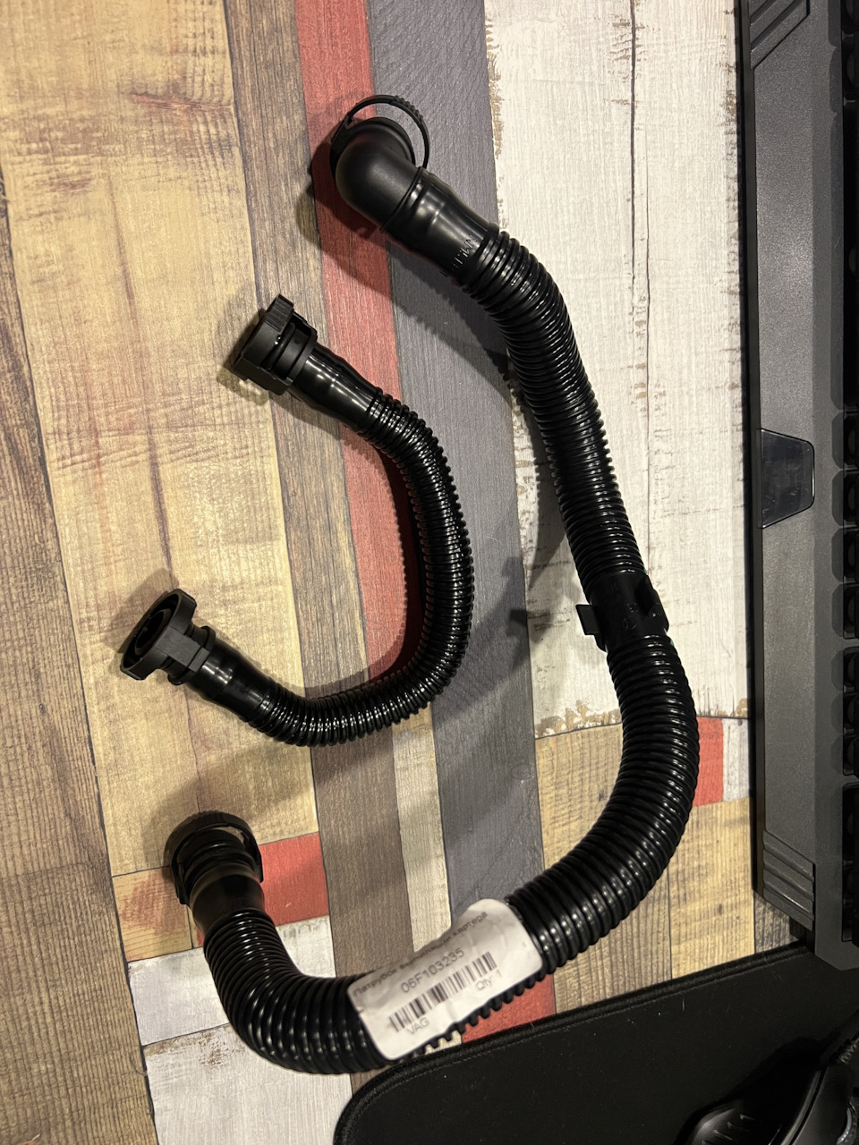 06F103235 Трубка для удаления воздуха VAG | Запчасти на DRIVE2