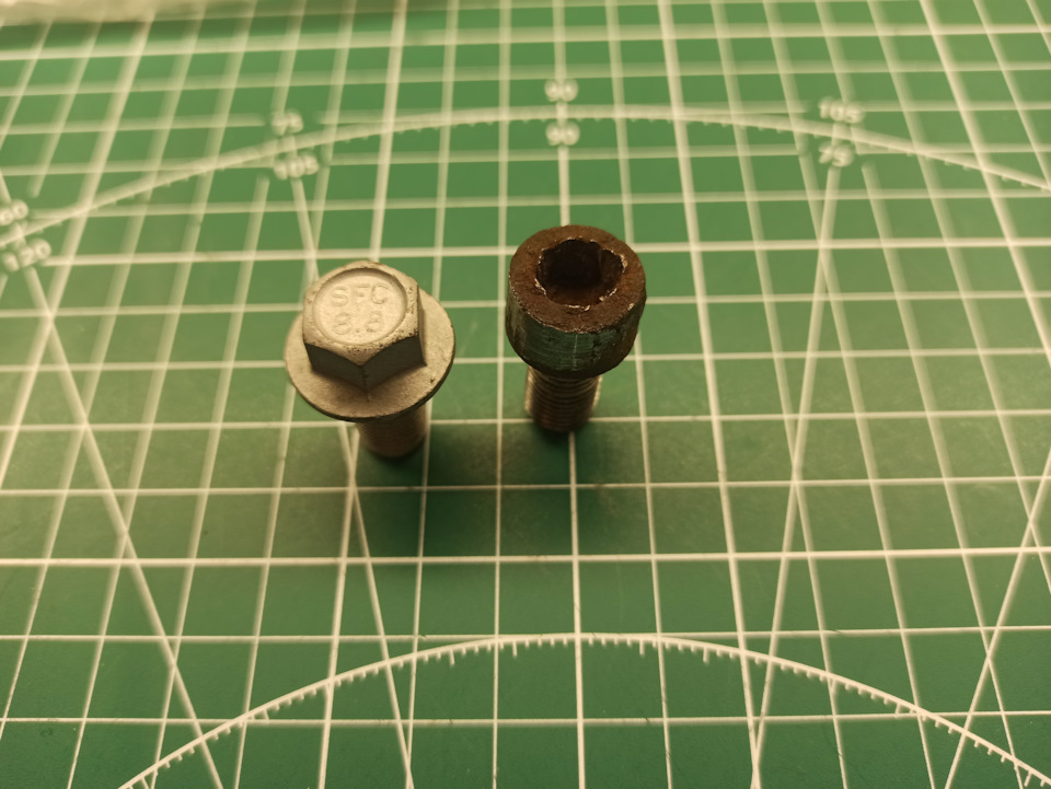 Болты для скобы задних суппортов — Audi A6 Avant (C4), 2,5 л, 1997 года ...