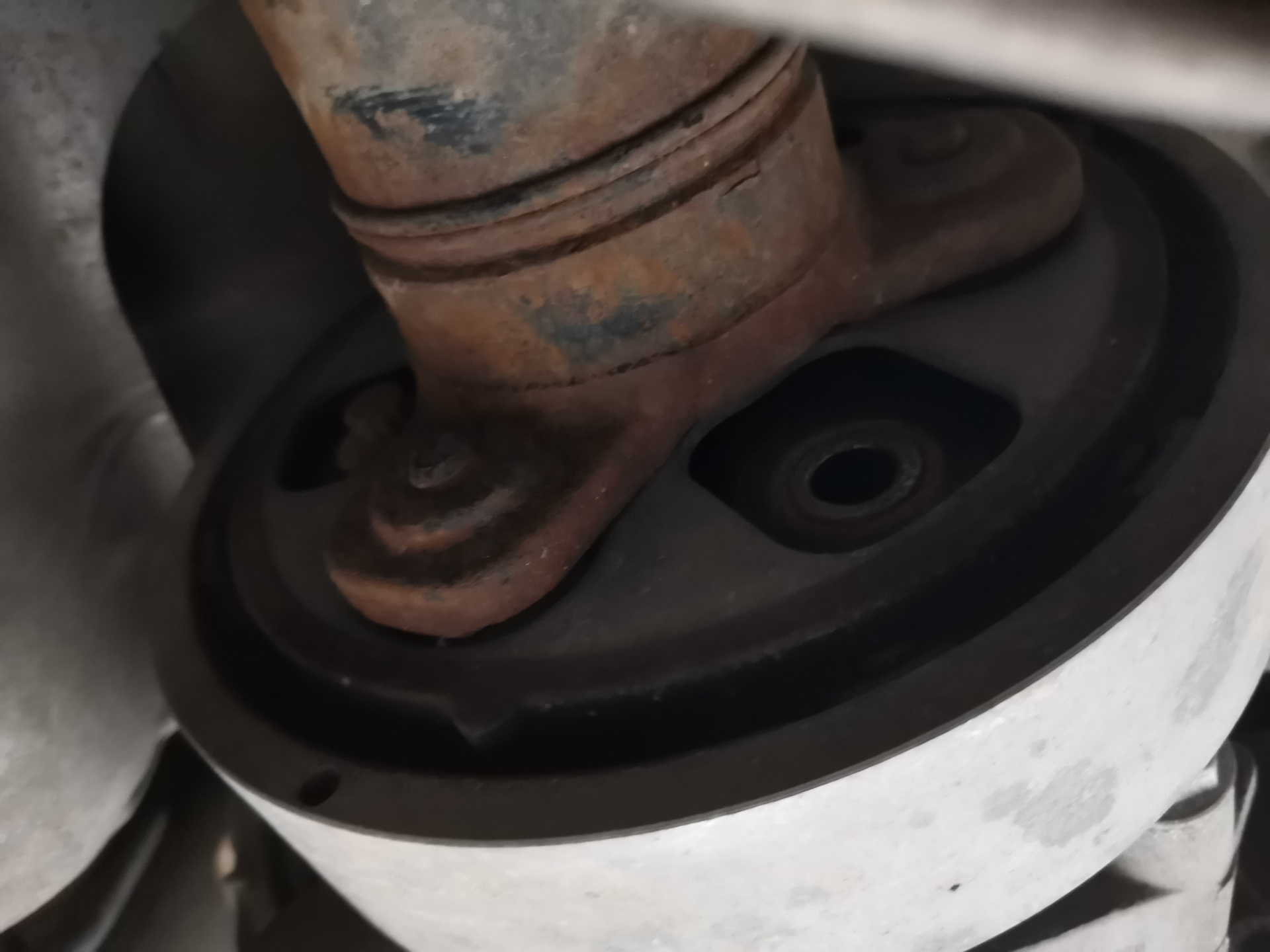 Замена задней муфты кардана — Skoda Yeti, 1,8 л, 2013 года | визит на ...