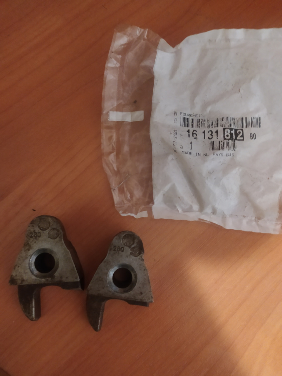 1613181280 Фиксатор топливной форсунки Peugeot Citroen | Запчасти на DRIVE2