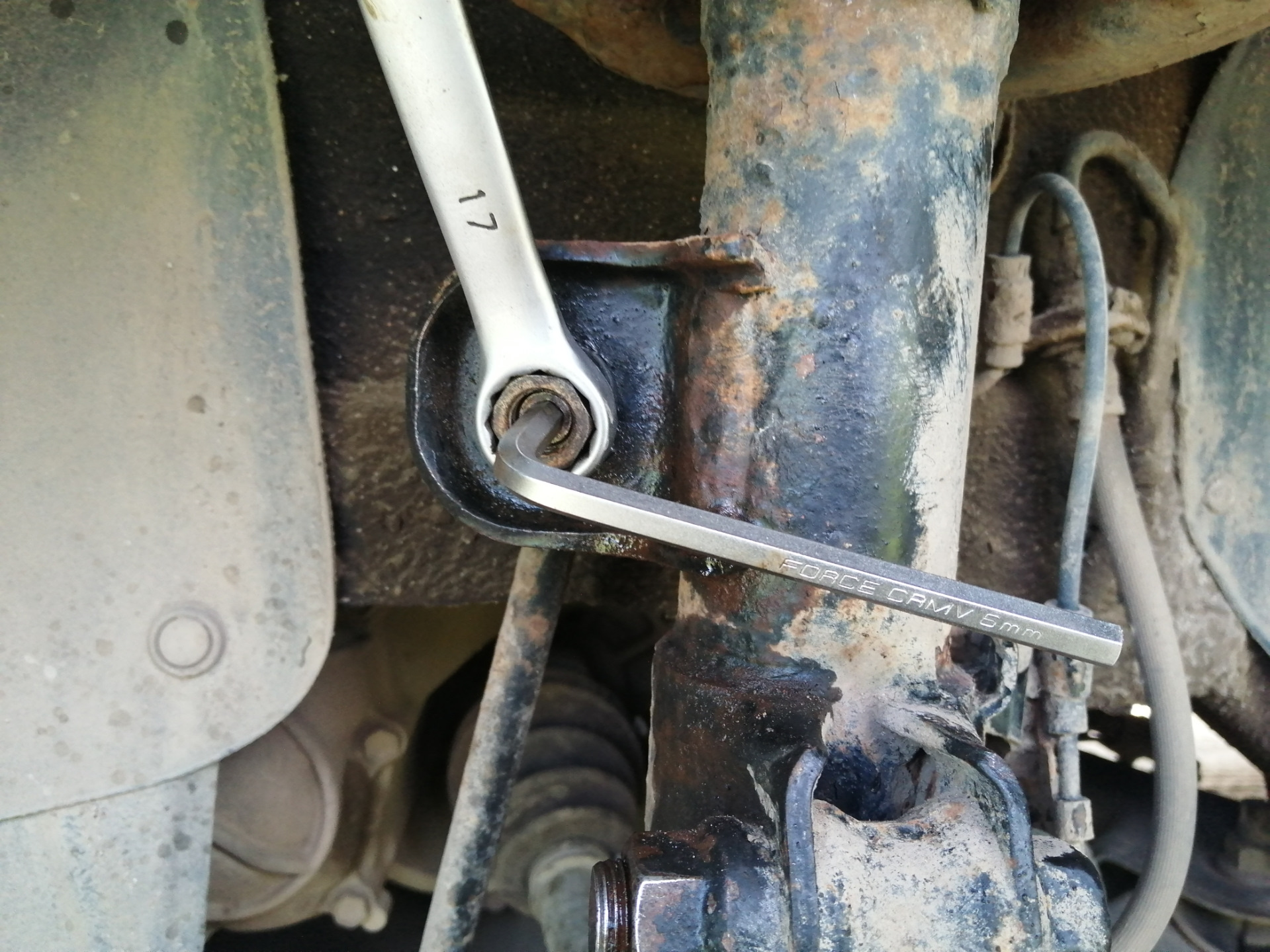 Замена пыльников передних стоек амортизаторов — Toyota Corolla (140/150 ...