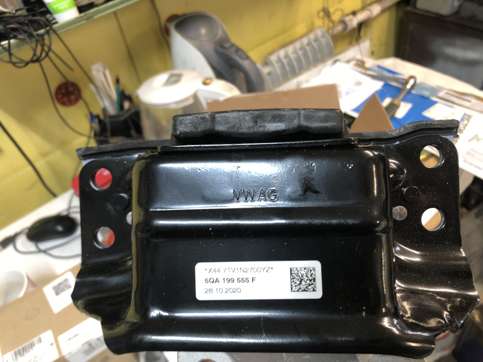 5QA199555F Подушка (опора) КПП VAG | Запчасти на DRIVE2