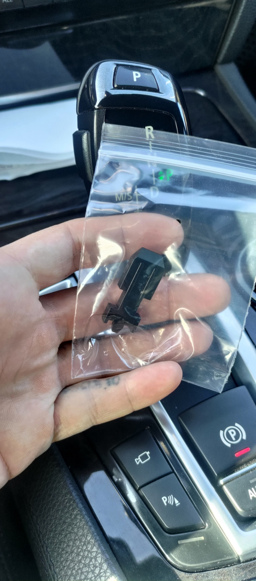 Замена язычка заднего подлокотника — BMW 7 series (F01/02), 4,4 л, 2008 ...