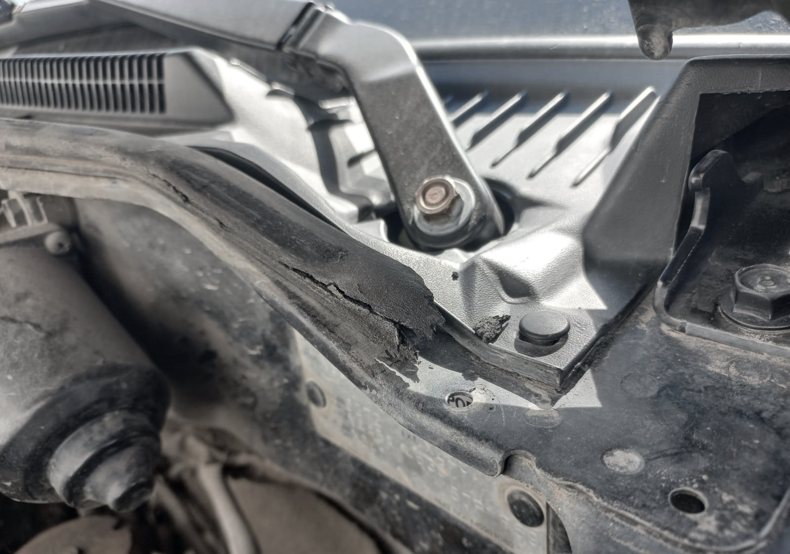 Замена уплотнителя капота на Паджеро 4 — Mitsubishi Pajero (4G), 3 л ...