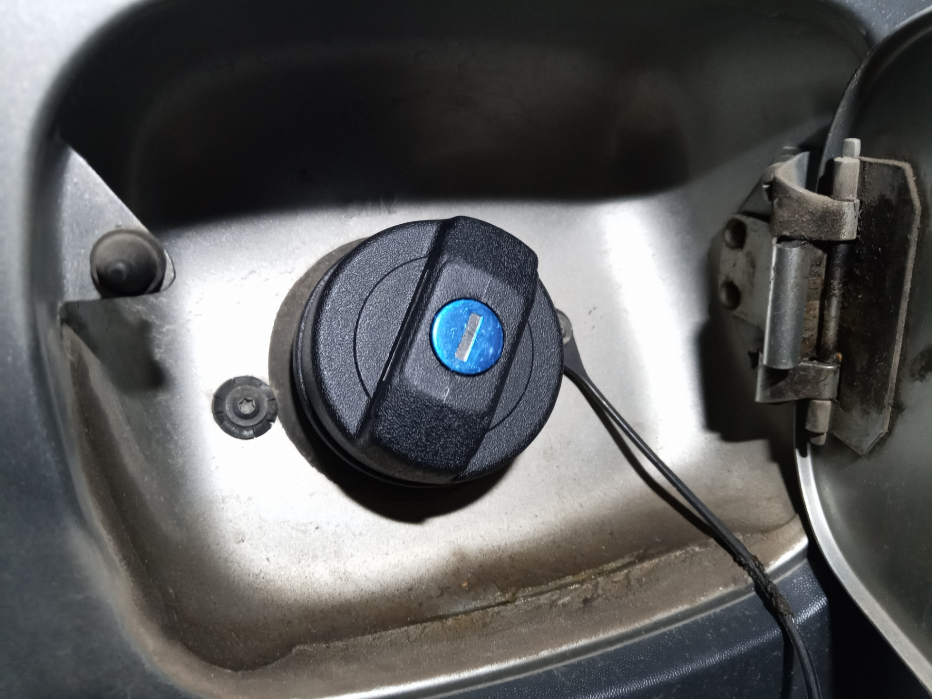 Крышка бензобака с замком OSSCA — Chevrolet Niva (1G), 1,7 л, 2012 года ...