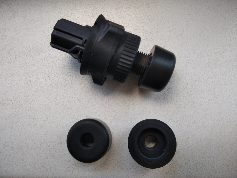 Отбойник крышки багажника на Renault Arkana, Renault Duster (2G). Б/у ...