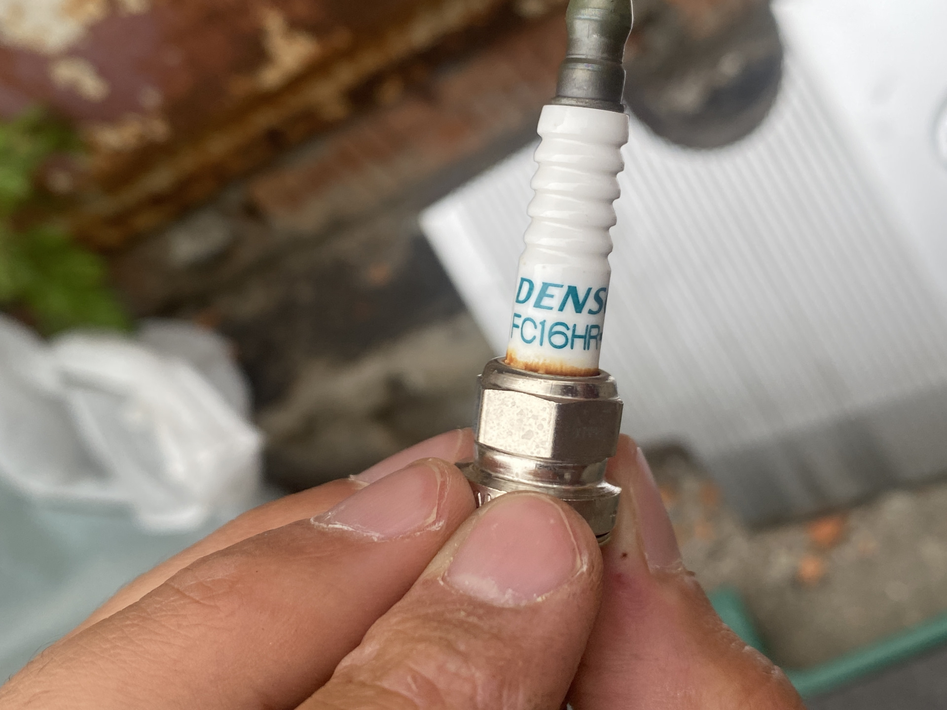 Замена свечей зажигания — Toyota Prius (50), 1,8 л, 2016 года ...