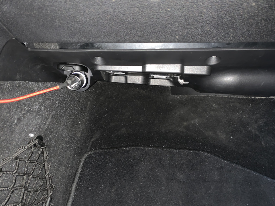 Розетка в ногах пассажира w164 — Mercedes-Benz ML 63 AMG (W164), 6,3 л ...