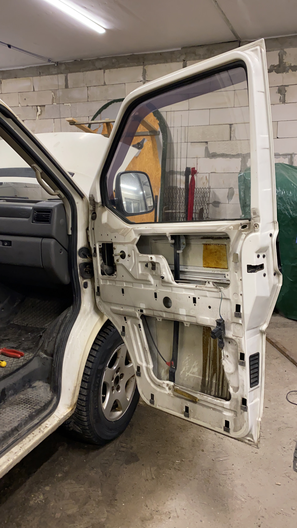 Замок пассажирской двери — Volkswagen Transporter T4, 2,5 л, 1999 года ...