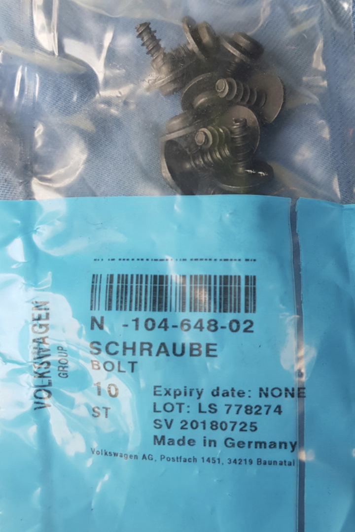 Установка оригинальных солнцезащитных шторок в задних дверях Audi Q5 ...