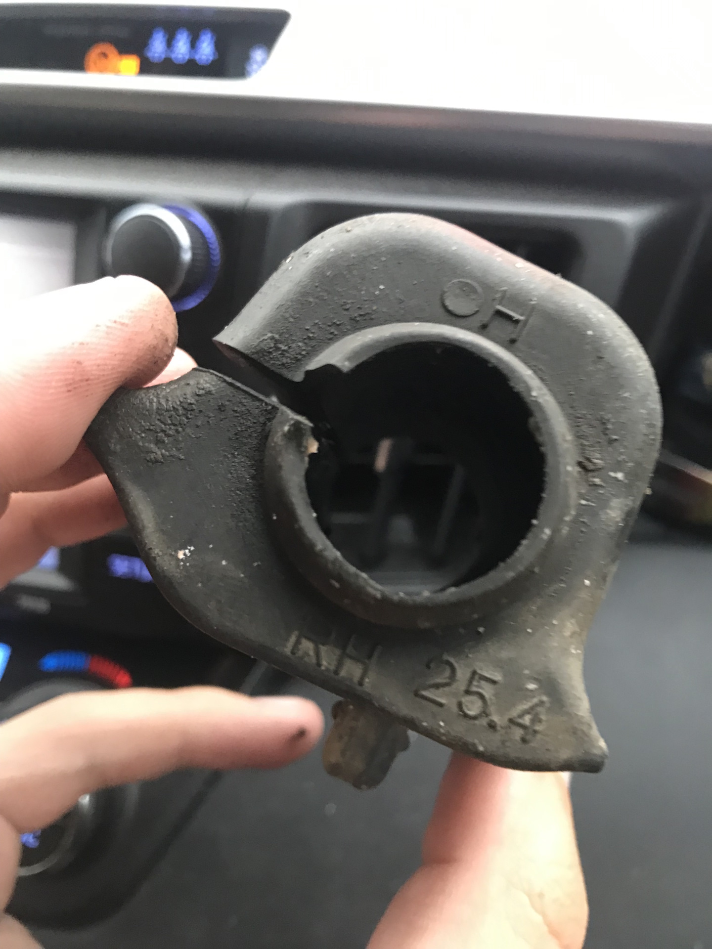 Замена втулок переднего стабилизатора — Toyota RAV4 (IV), 2 л, 2018 ...