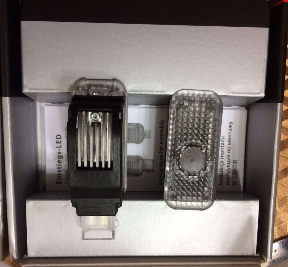 Оригинальный — плафон подсветки порогов с логотипом Audi & quattro ...