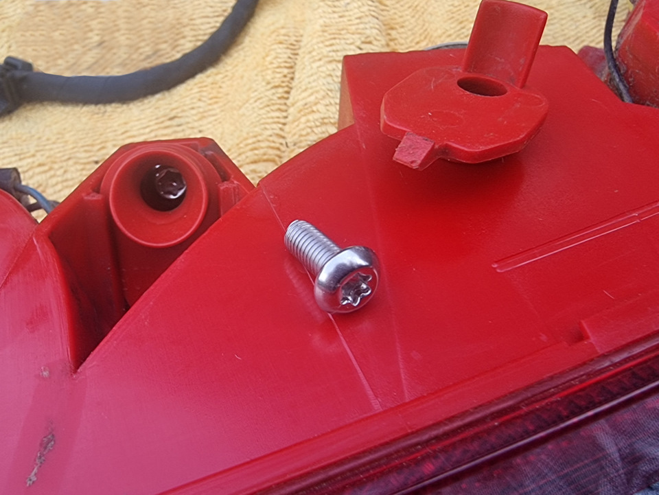 Замена винтов крепления задних фонарей в бампере Q7 4L — Audi Q7 (1G ...