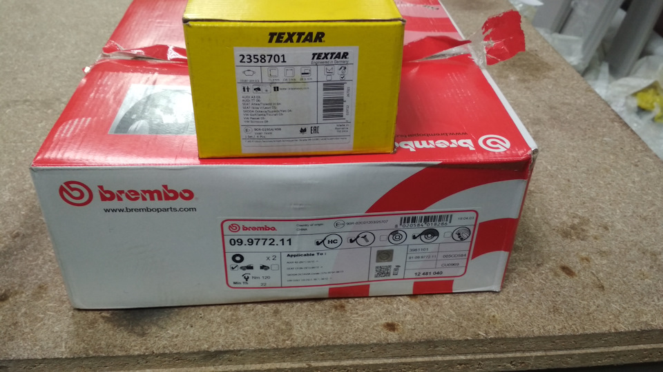 Замена передних тормозов — Volkswagen Passat B7, 1,8 л, 2012 года ...