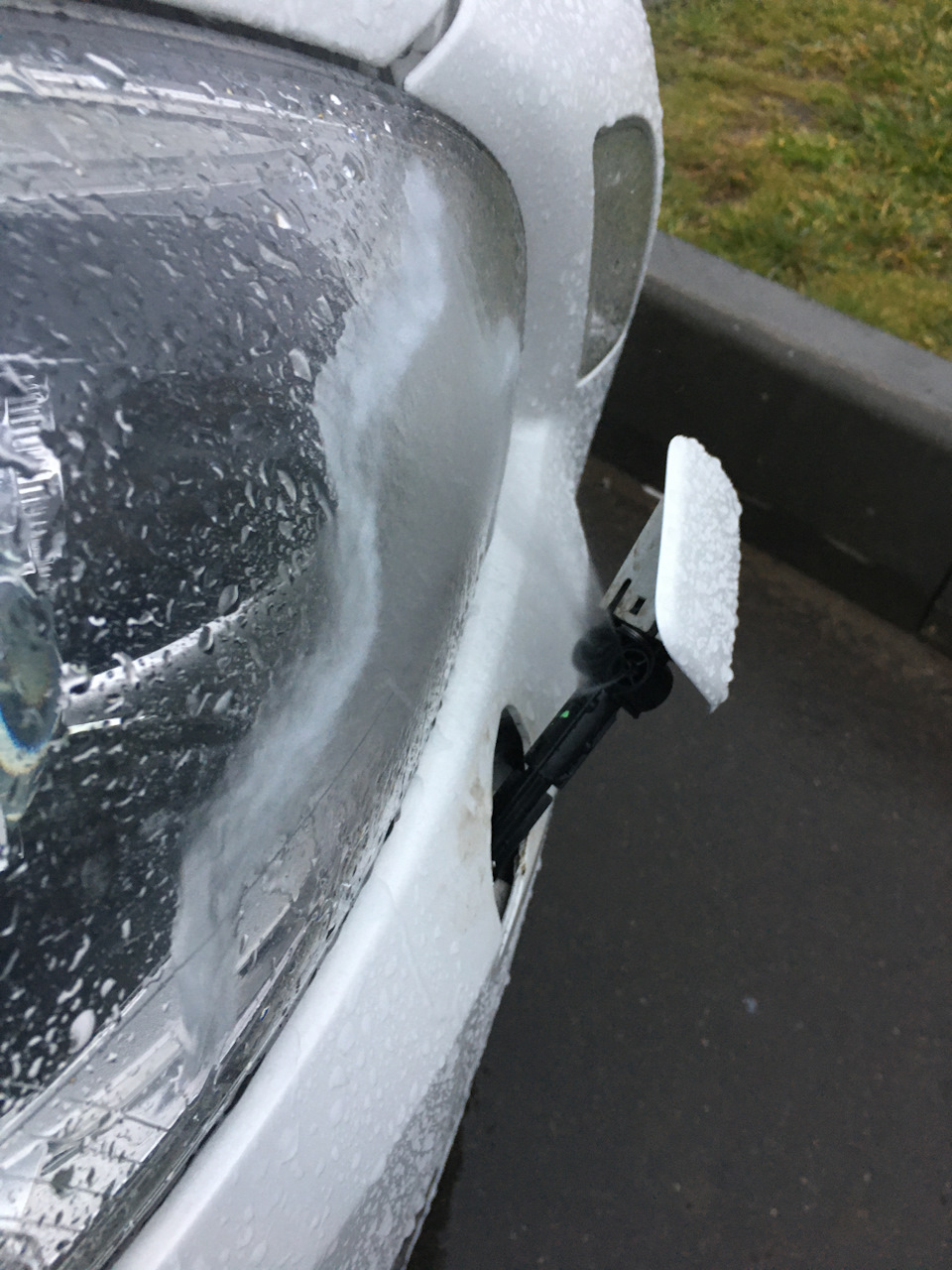 Замена правой форсунки омывателя фар — Volvo S60 (2G), 2 л, 2013 года ...