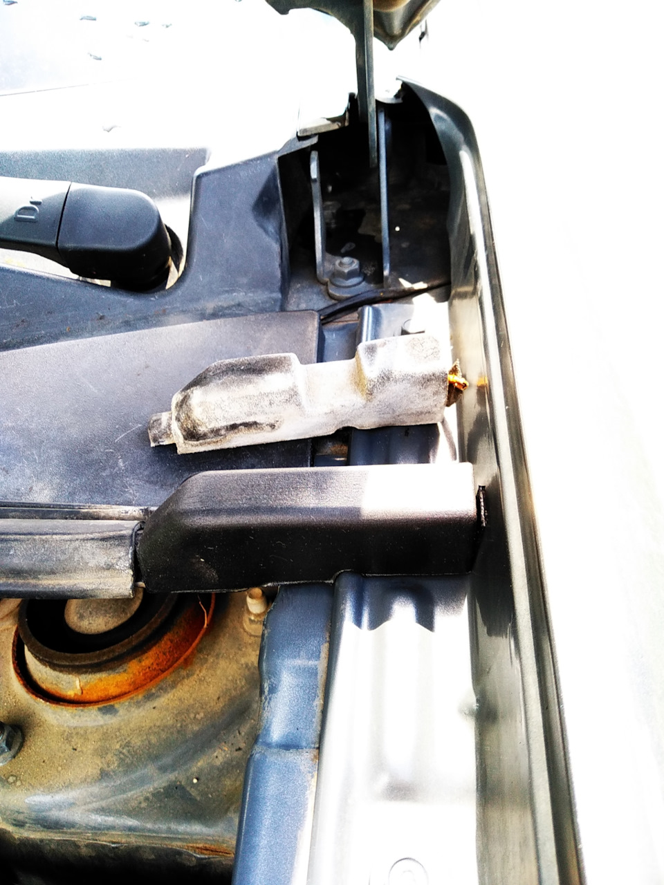Заменил уплотнители капота. — Hyundai Tucson (JM), 2 л, 2008 года ...