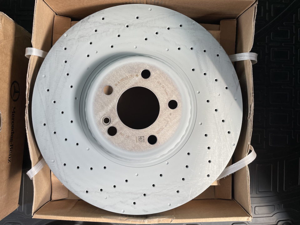 Замена передних тормозных дисков и колодок — Mercedes-Benz GLC-Class ...