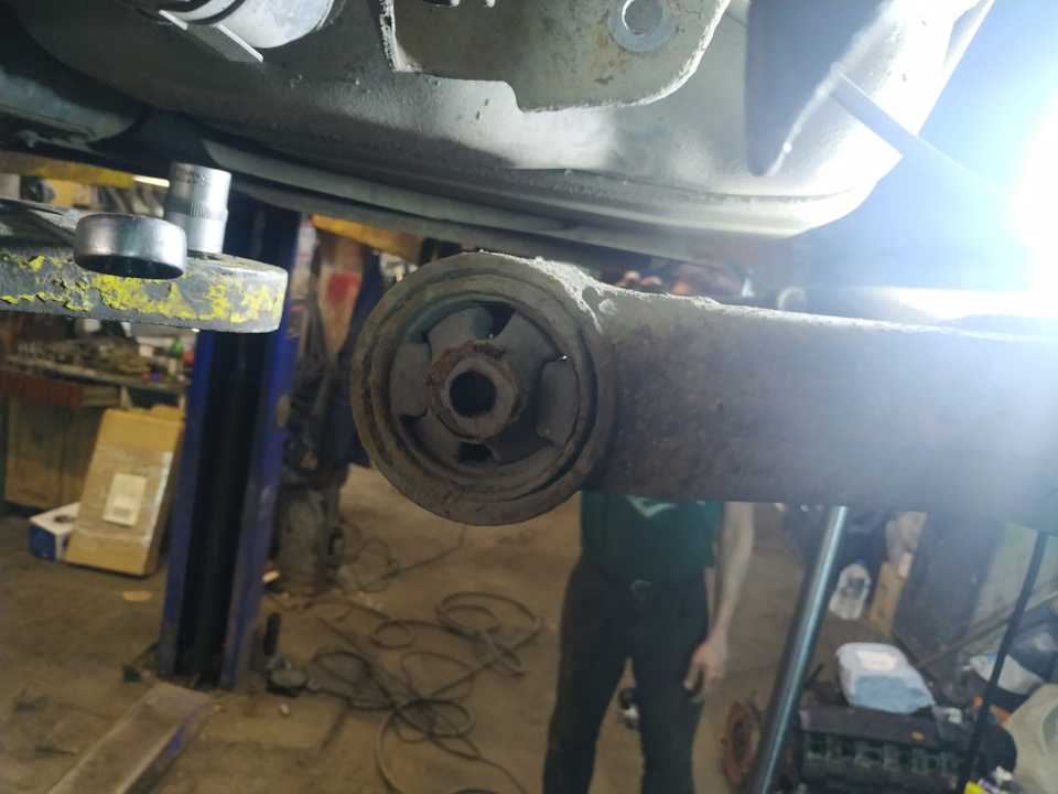 Замена задних пружин и сайлентов балки — Toyota Corolla (120), 1,6 л ...