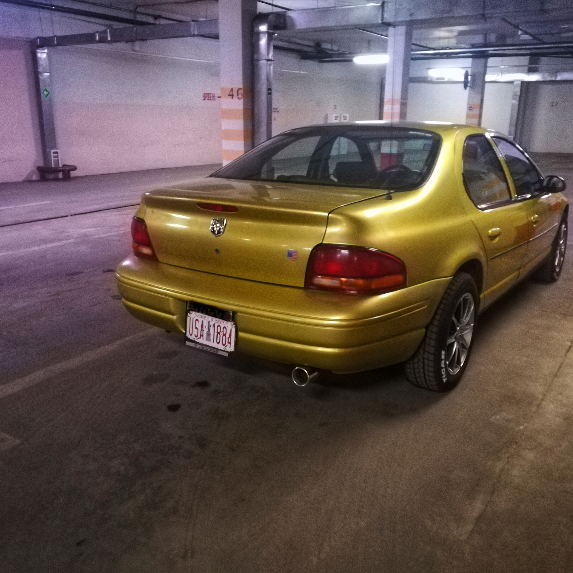 Просто фото золотого на паркинге — Dodge Stratus (1G), 2,4 л, 1999 года ...