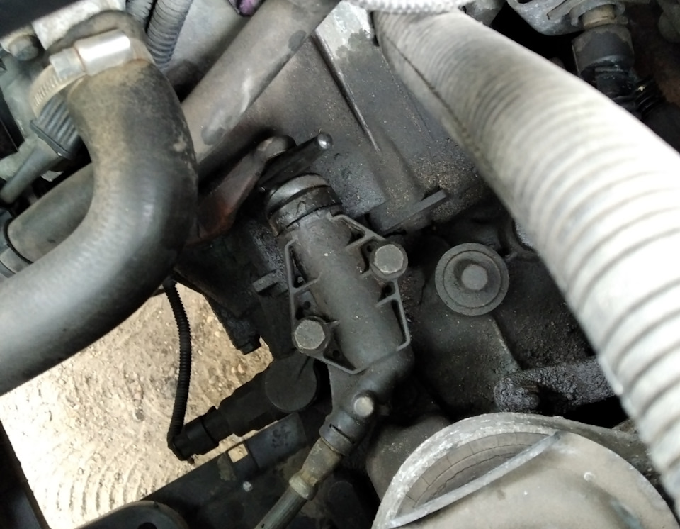 Рабочий цилиндр сцепления, замена. — FIAT Stilo, 1,2 л, 2002 года ...