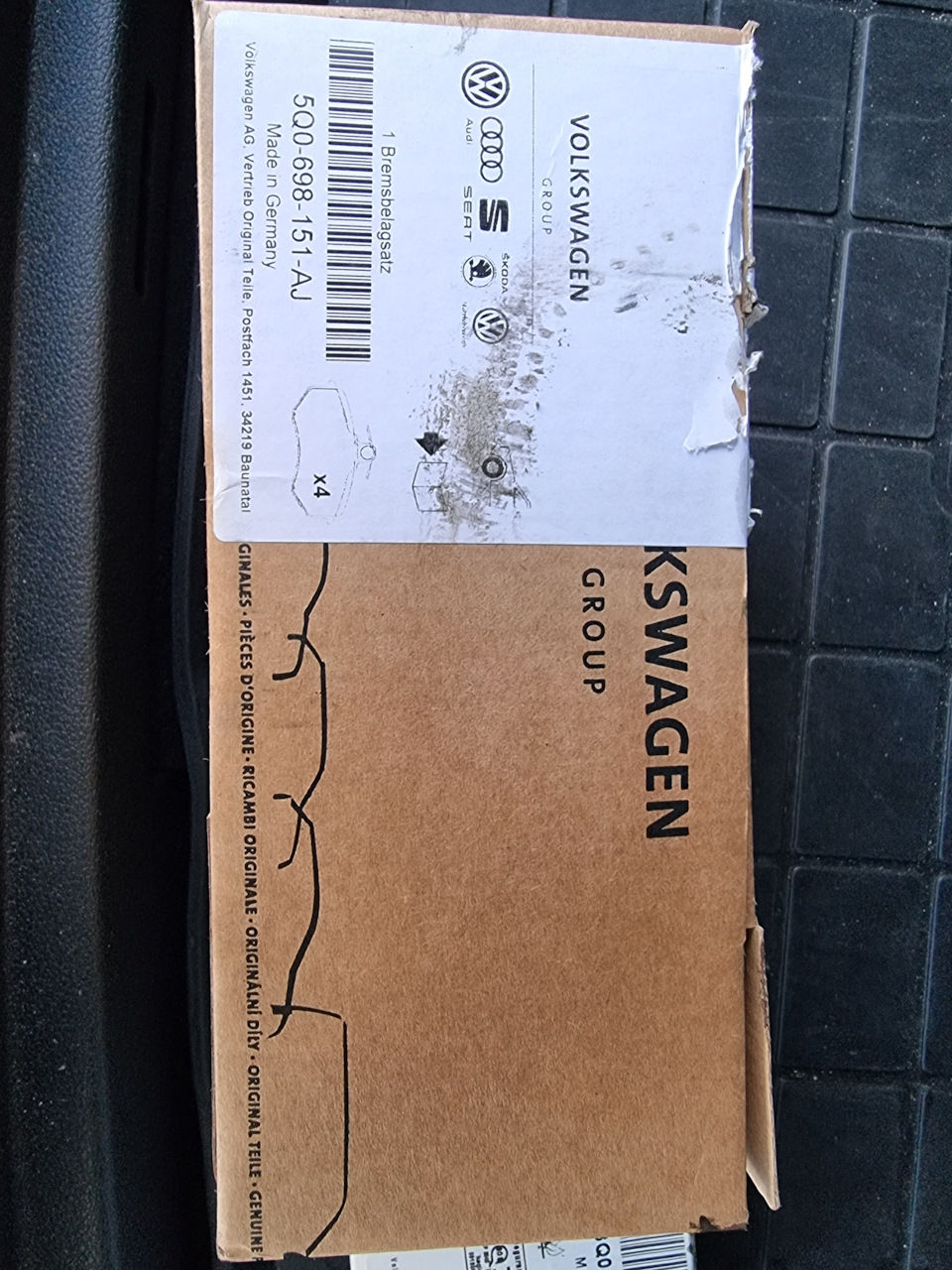 5Q0698151AJ комплект тормозных колодок с индик. износа для дисковых ...