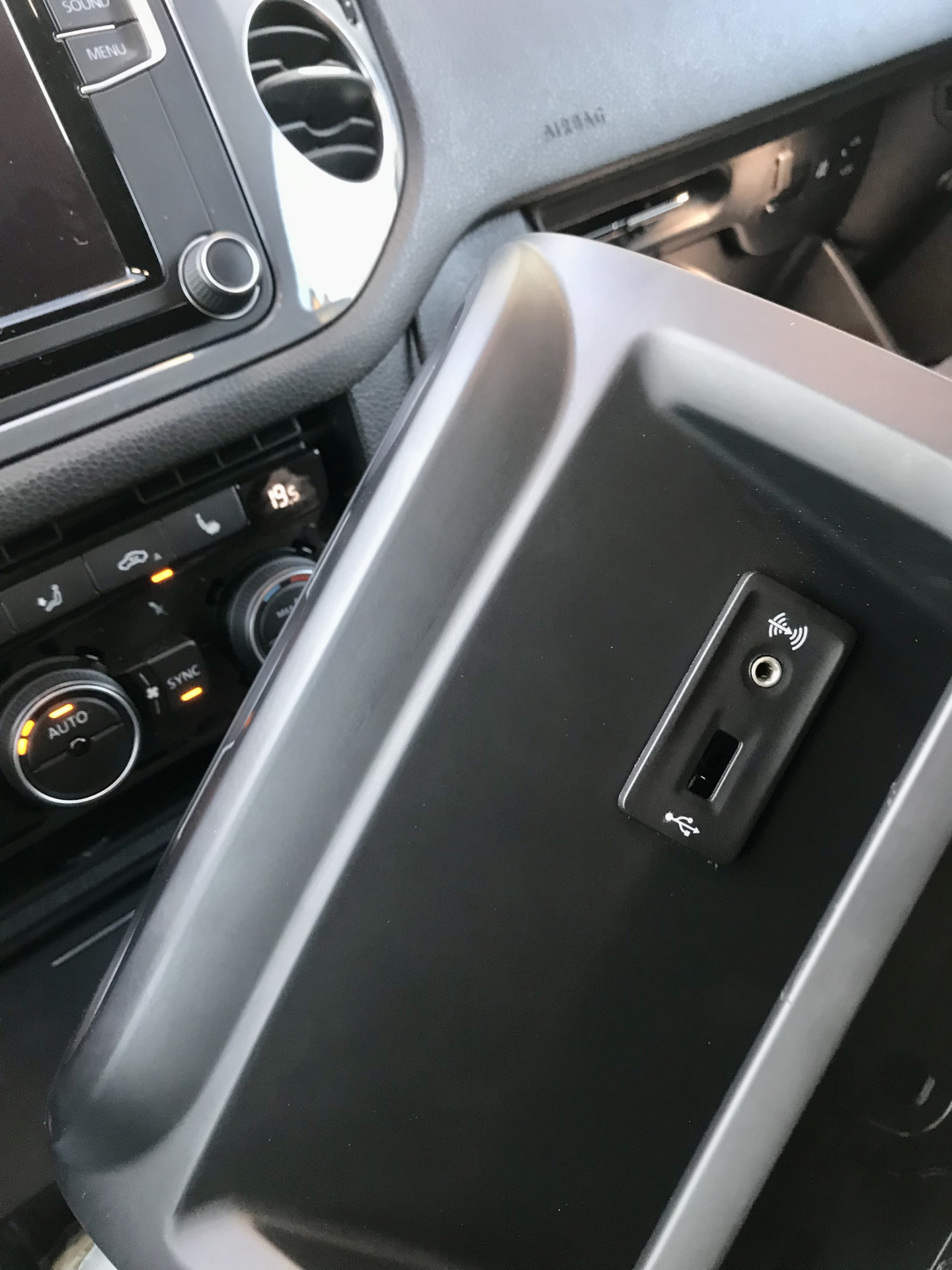 USB AUX для реализации CarPlay — Volkswagen Tiguan (1G), 1,4 л, 2015 ...