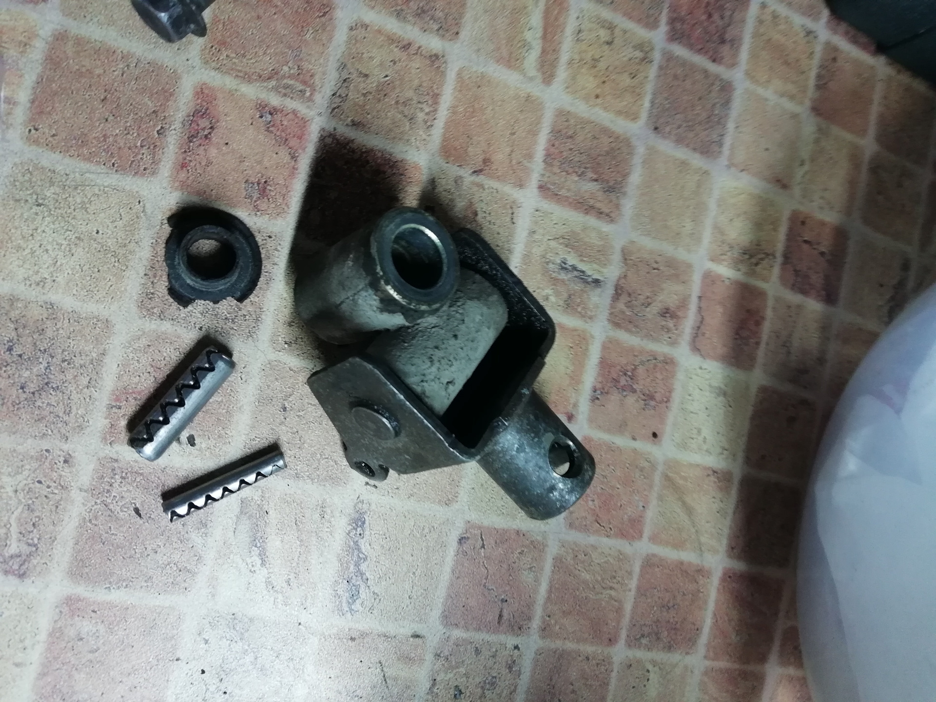 Приводим кулису в порядок и замена сальника и масла в редукторе ...