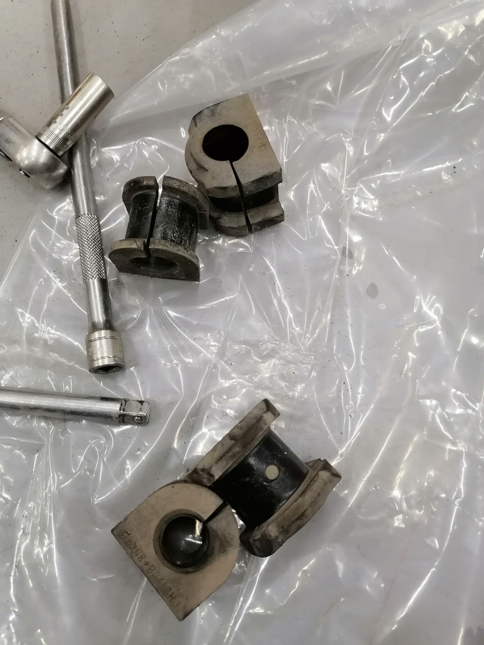 Замена втулок стабилизатора — Mitsubishi Outlander (3G), 2,4 л, 2013 ...