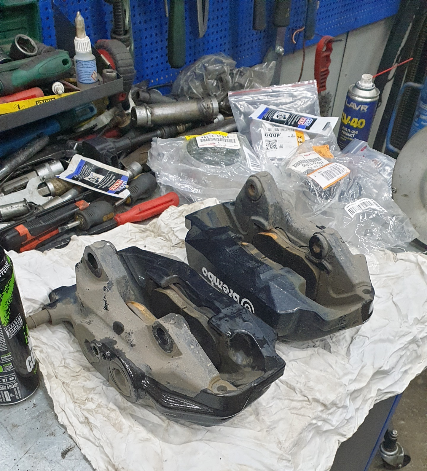 Замена сайлентблоков передних нижних рычагов + переборка суппортов ...