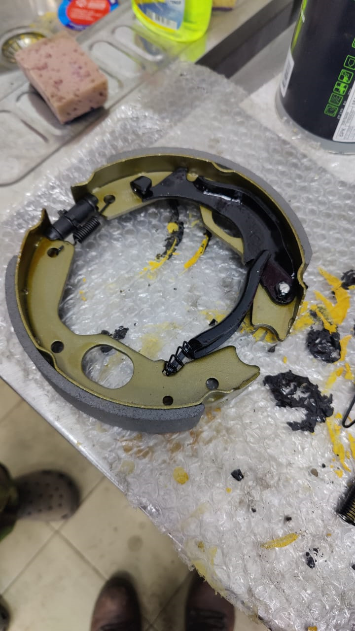 Установка колодок ручника. — Mitsubishi Pajero Sport (1G), 2,5 л, 2006 ...