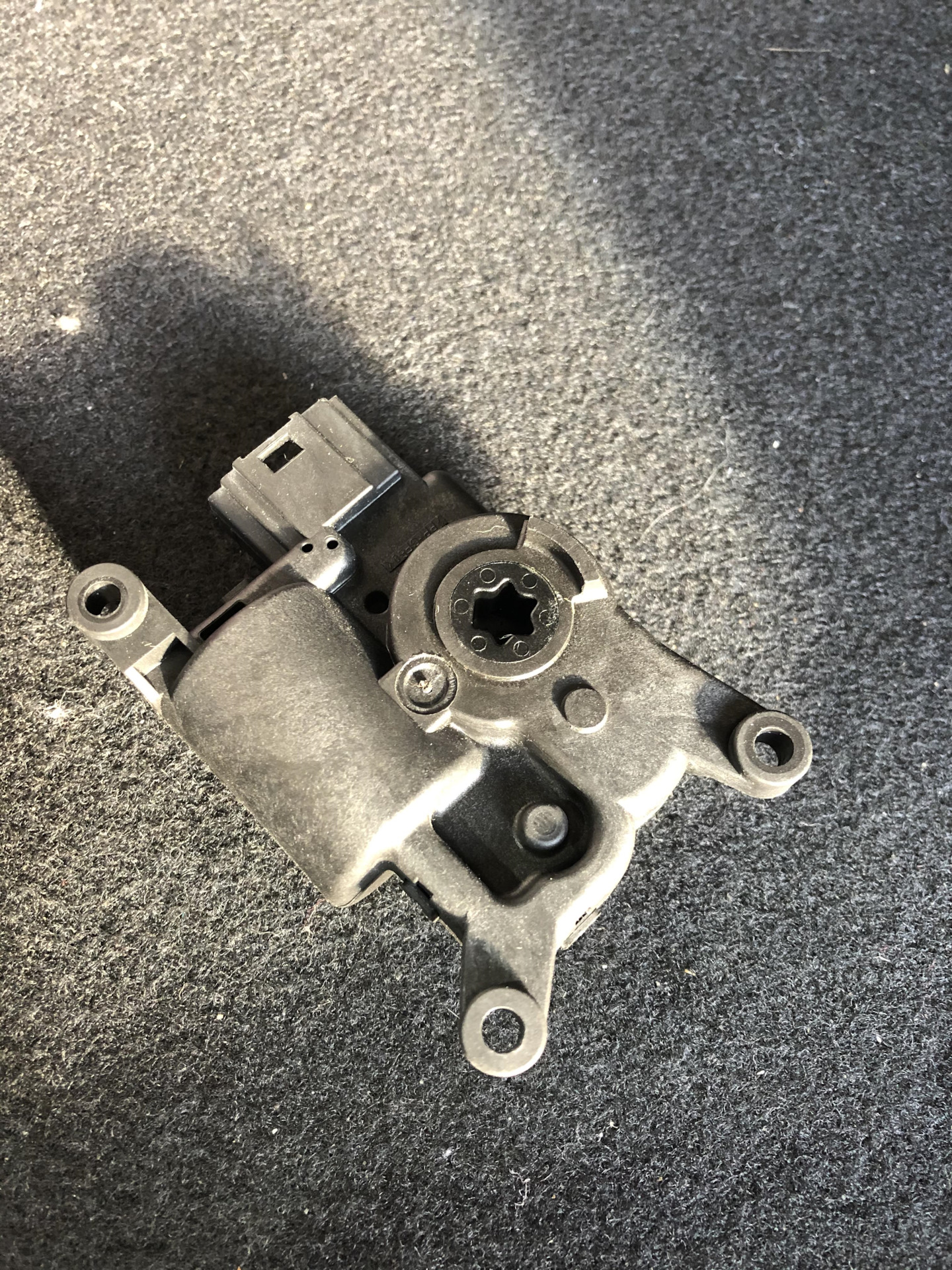 Замена электромотора 5WA907511C — Audi A3 Sedan (8V), 2 л, 2016 года ...