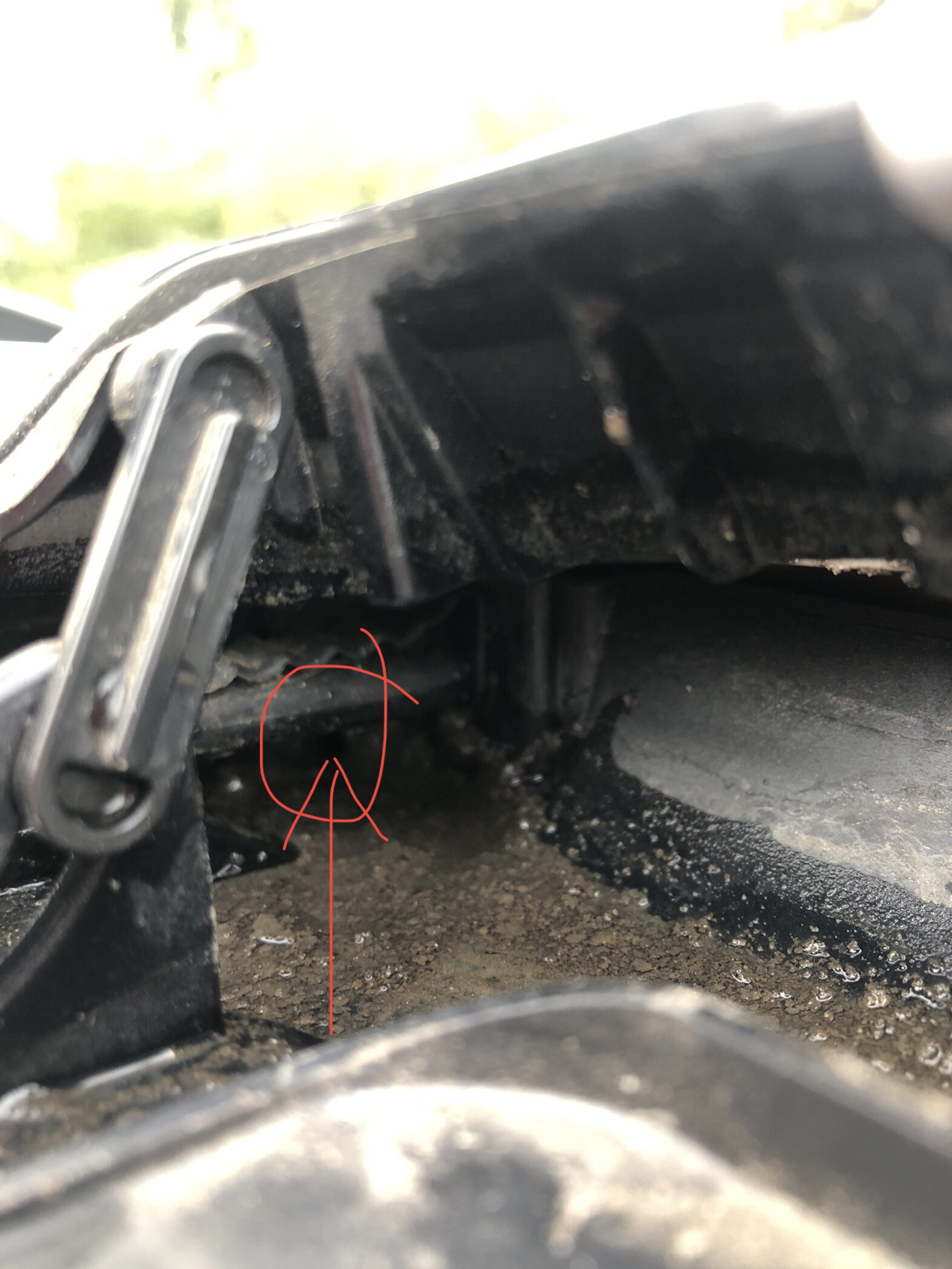 Чистка дренажных отверстий люка — Subaru Outback (BR), 3,6 л, 2009 года ...