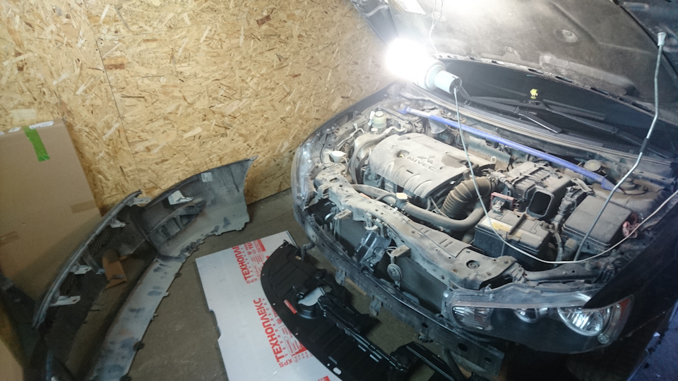 Замена бампера на рестайлинг — Mitsubishi Lancer X, 9,9 л, 2009 года ...