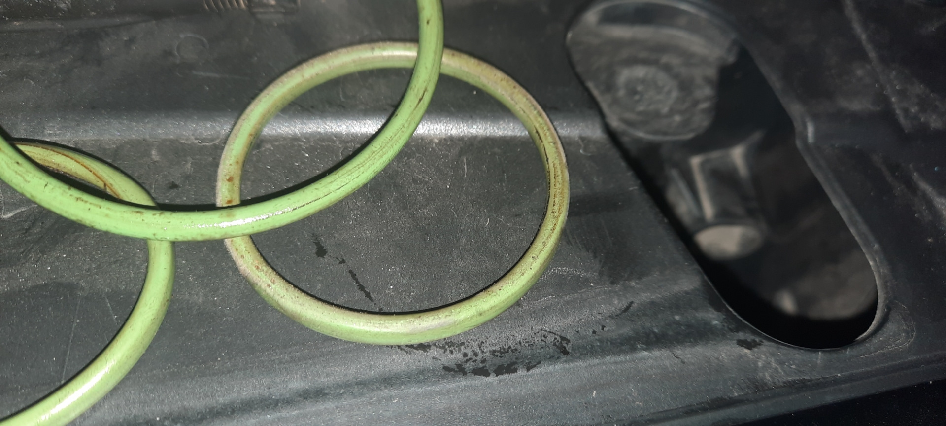 Замена уплотнителей впускного коллектора — Skoda Octavia A7 Mk3, 1,4 л ...