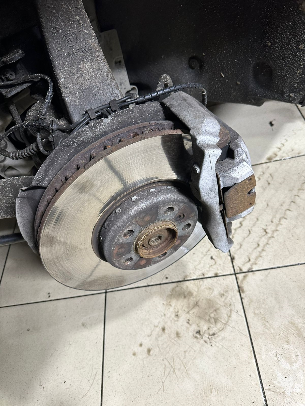 Кожухи тормозных дисков и мелочевка — BMW 5 series Gran Turismo (F07 ...