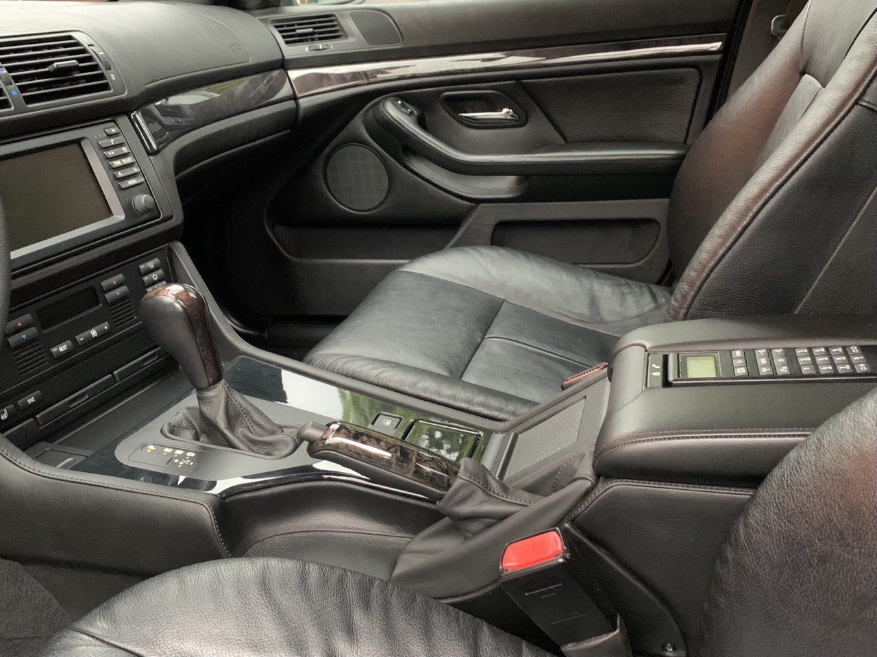 Замена центральной консоли, подлокотника и декоративной вставки ...