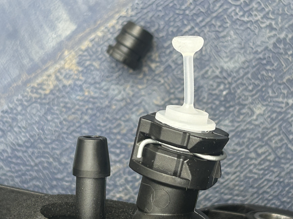 Замена главного цилиндра сцепления — Skoda Octavia A7 Mk3, 1,4 л, 2013 ...