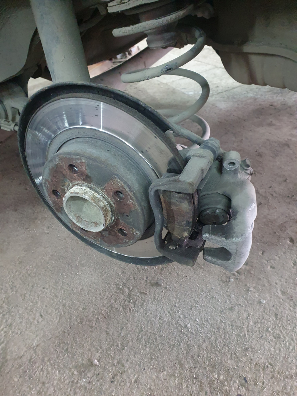 Замена тормозных дисков и колодок вкруг — Opel Astra H, 1,8 л, 2010 ...