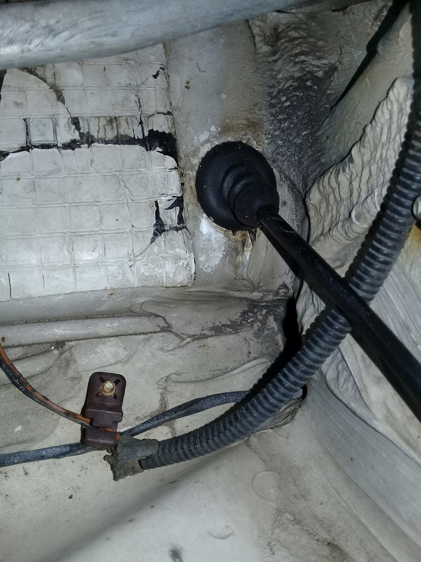 Замена втулки троса открывания капота — Volkswagen Passat B4, 1,8 л ...