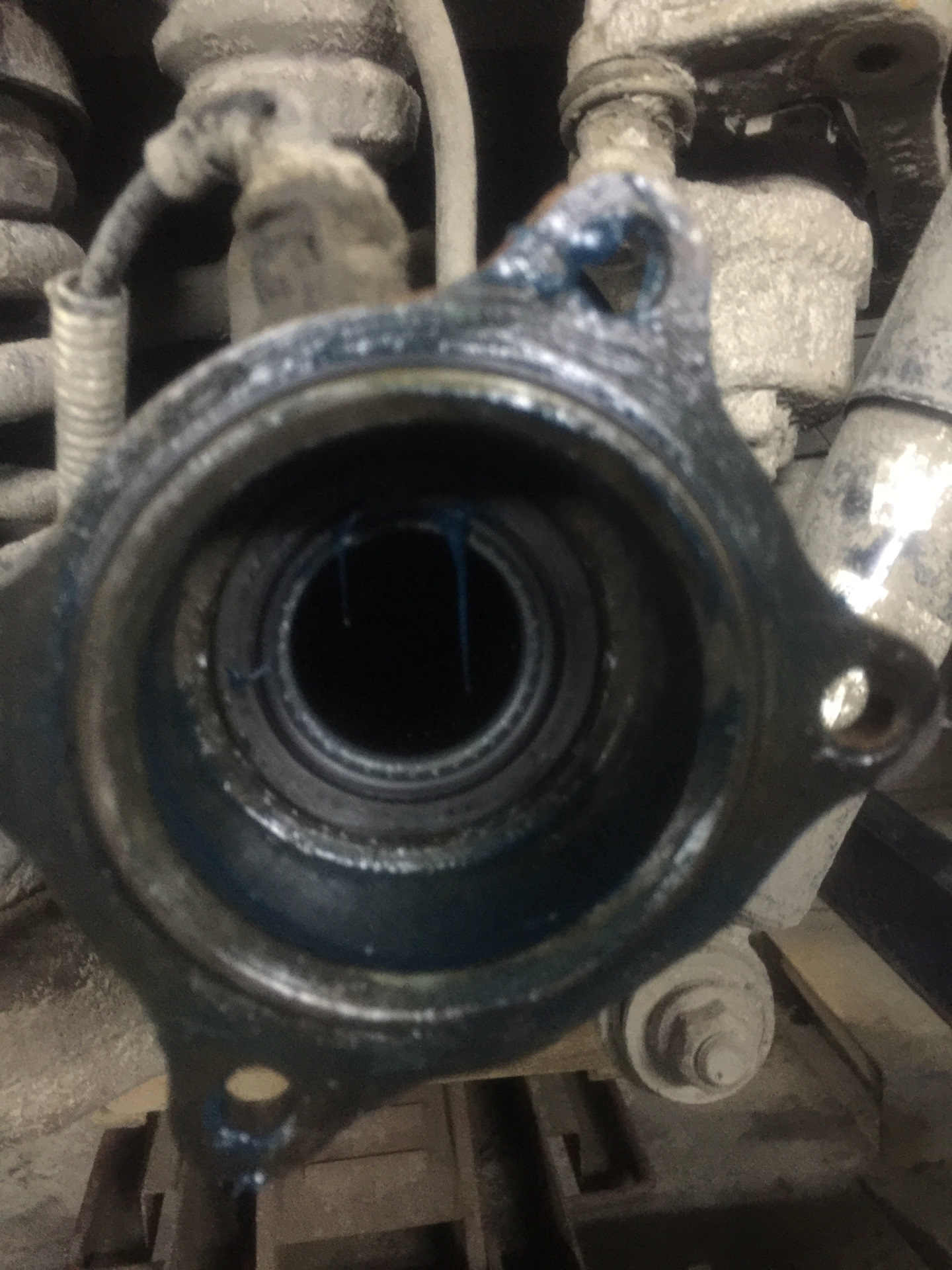 Замена заднего ступичного подшипника — Hyundai Grand Starex, 2,5 л ...