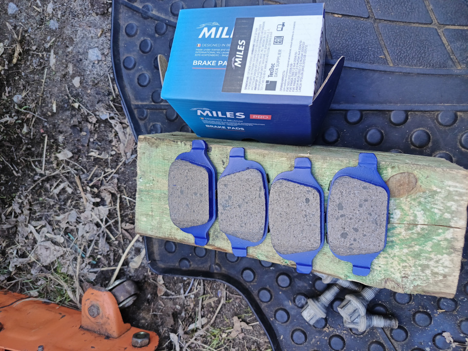 Замена задних колодок — Lada Vesta (NG), 1,6 л, 2023 года | расходники ...