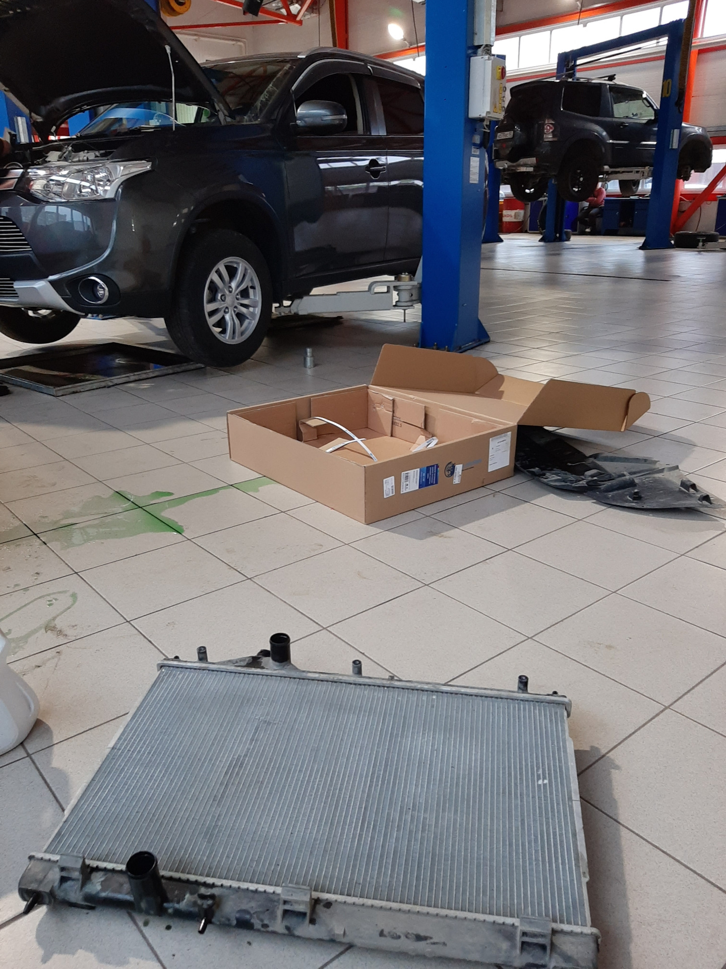 Третий радиатор в утиль — Mitsubishi Outlander (3G), 2,4 л, 2014 года ...